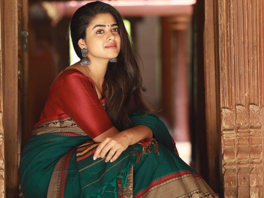 இழுத்து மூடி நடிச்ச பொண்ணா இது!….தொடையை காட்டி மிரளவைத்த சிம்பு பட ...