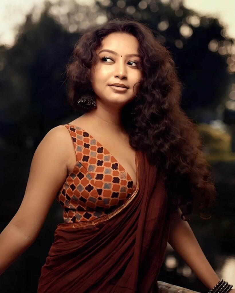 எல்லா பக்கமும் திறந்திருக்கு!…ஓப்பனா காட்டி சொக்க வைக்கும் சயானி பிரதன் ...