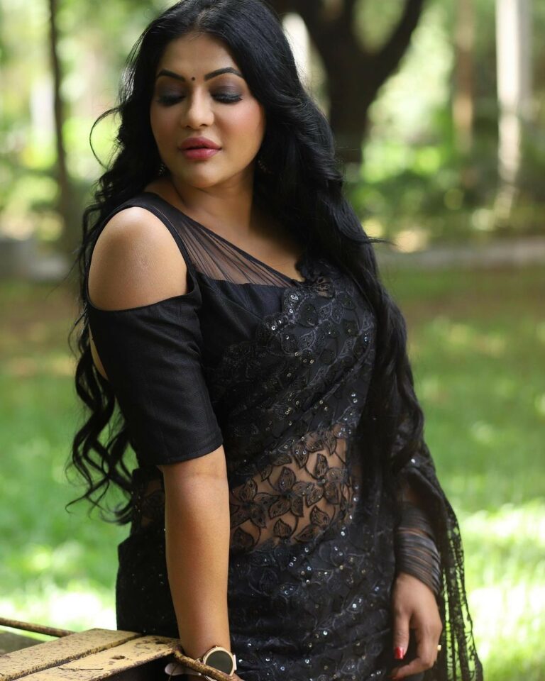 ஏங்கி ஏங்கி உடம்பு இளச்சி போச்சு நாட்டுக்கட்ட உடம்ப காட்டும் நடிகை