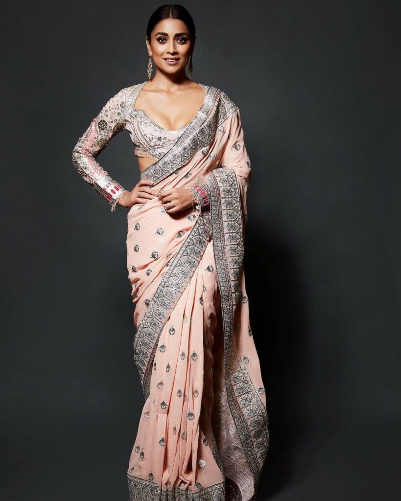 டைட் ஜாக்கெட்டில் பிதுங்குது அந்த அழகு!.. மிச்சம் வைக்காம காட்டும் ...