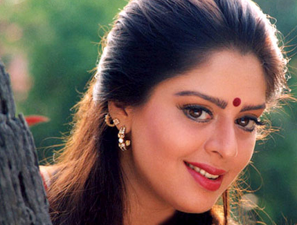 நக்மா மொபைலுக்கு வந்த மெசேஜ்… திடீரென காணாமல் போன லட்ச ரூபாய்… இவ்வளவு ...